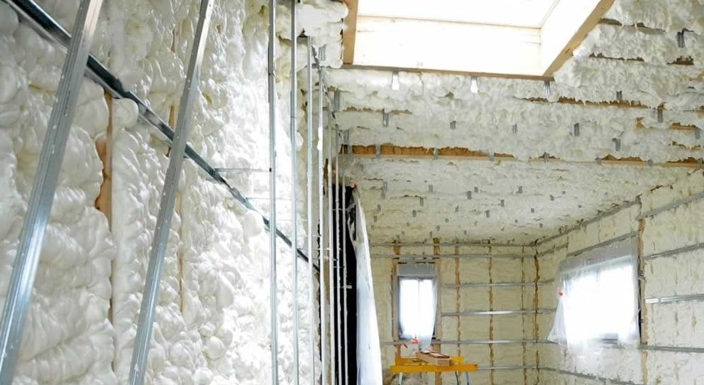 Zoom sur l'isolation par mousse projetée Icynene - Le Blog Construction